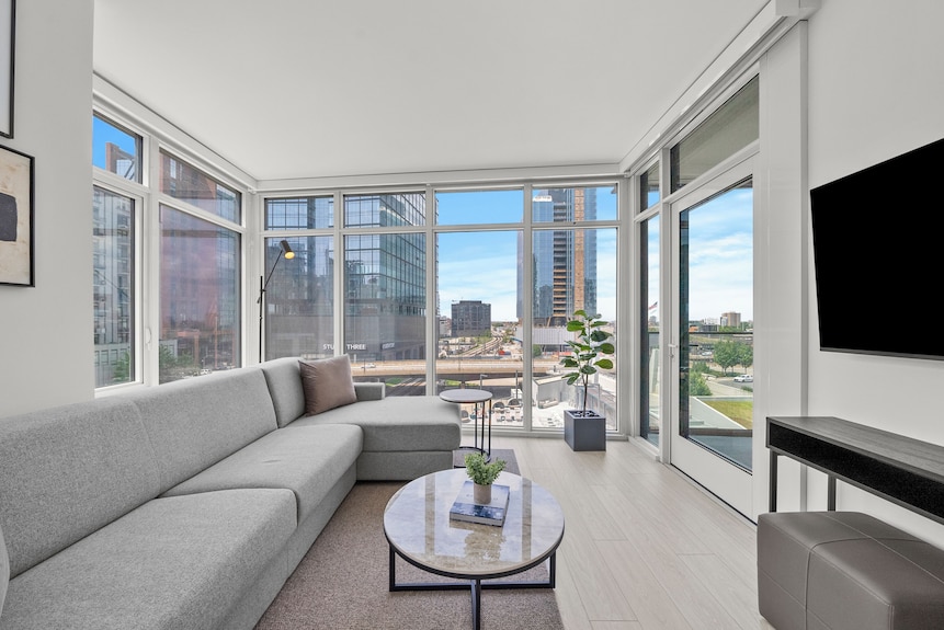 Luxury West Loop Stay: Modern Suites W/ Balcony, Resort Amenities & City Views - Chicago, IL