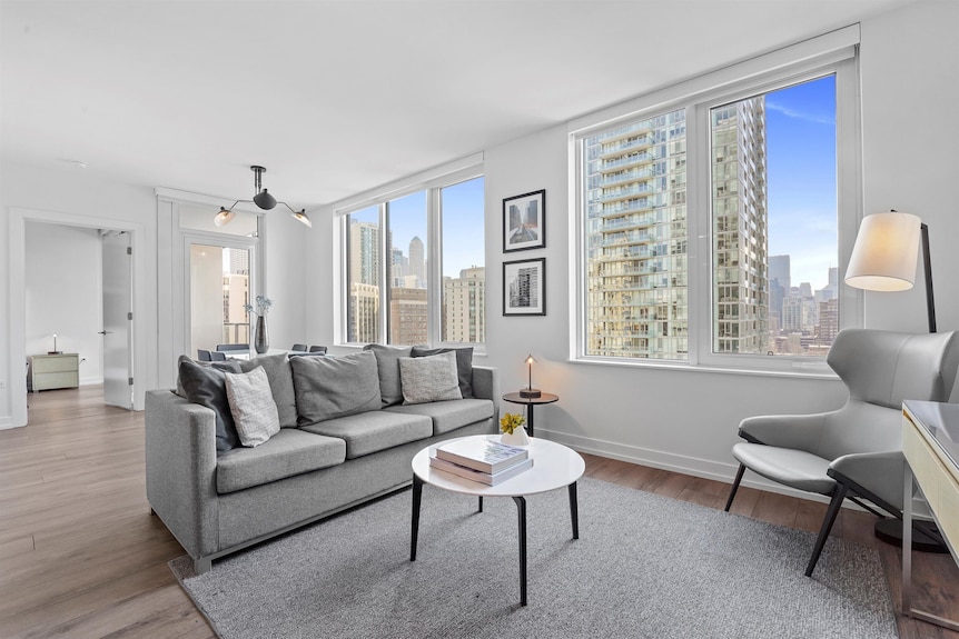 Experience Chic Chicago Living In Old Town Spacious Suites & Luxe Amenities - Chicago, IL