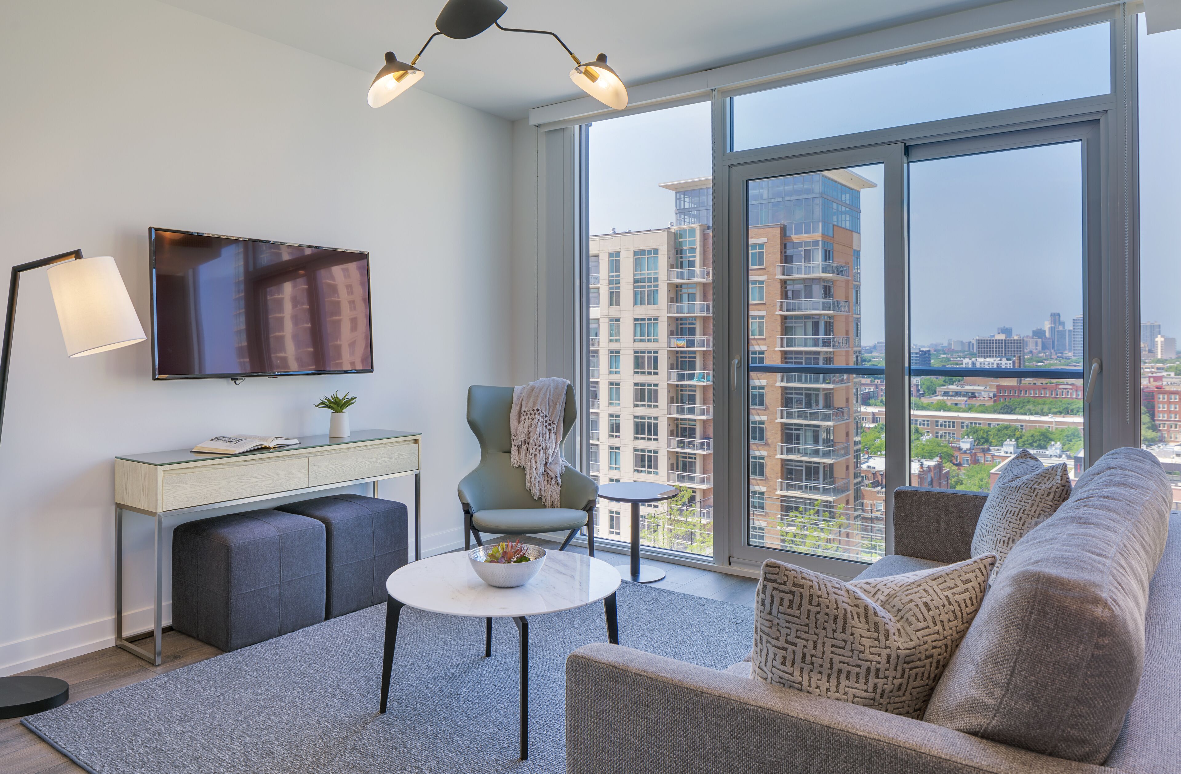 Experience The Suite Life In Chicagos Iconic Old Town  Spacious Stays Await - Chicago, IL