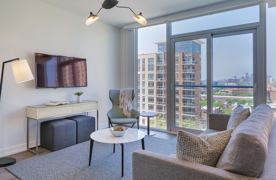 Experience The Suite Life In Chicagos Iconic Old Town Spacious Stays Await - Chicago, IL