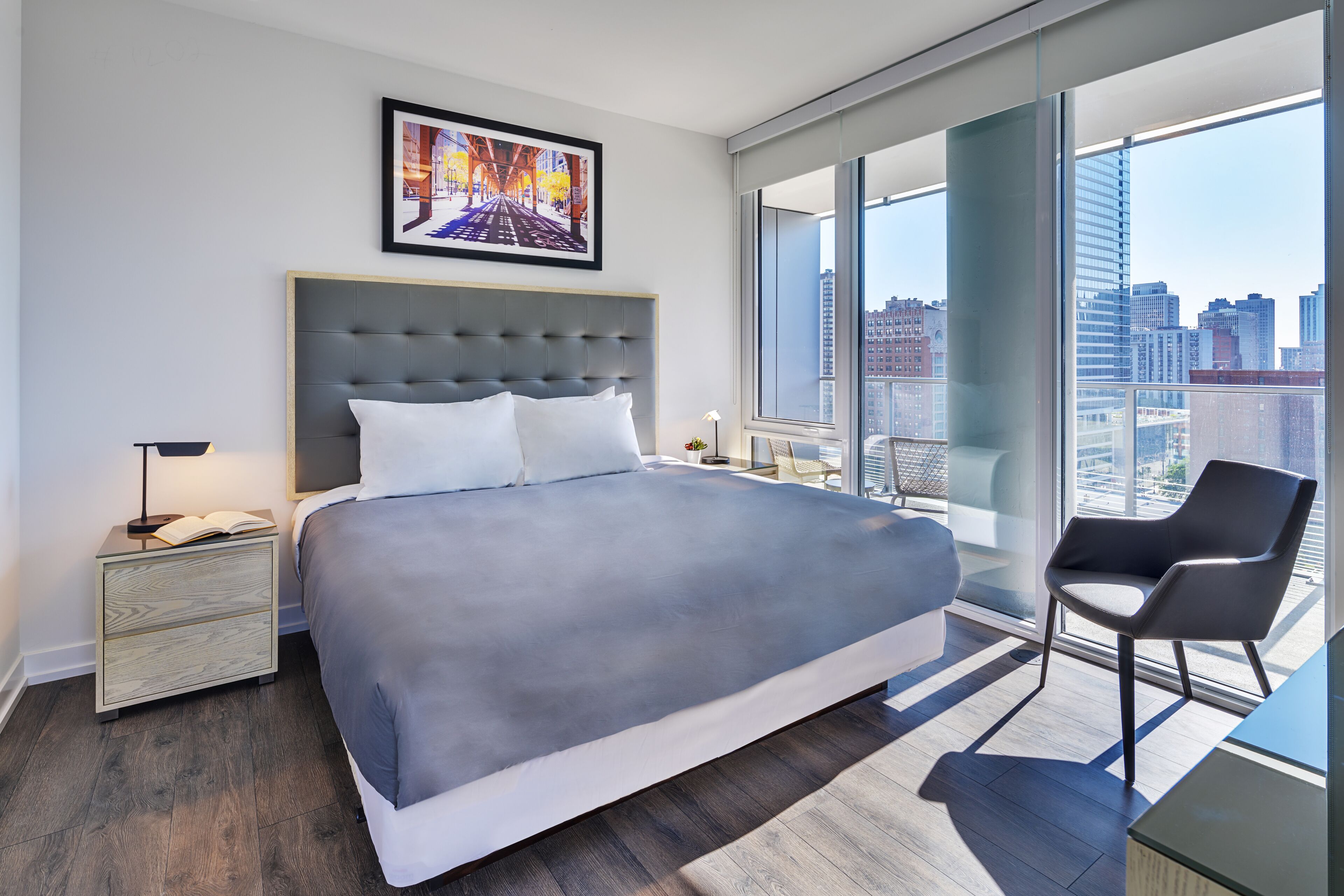 Luxurious Old Town Chicago Suites  Perfect For Families & Corporate Stays - Chicago, IL