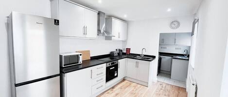 Geladeira, micro-ondas, fogão, cooktop