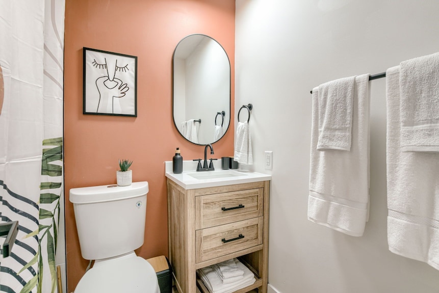 5 Min. To Lincoln's Top Attractions. 2 Queens, Wifi, Kitchenette & Outdoor Space - Lincoln, NE