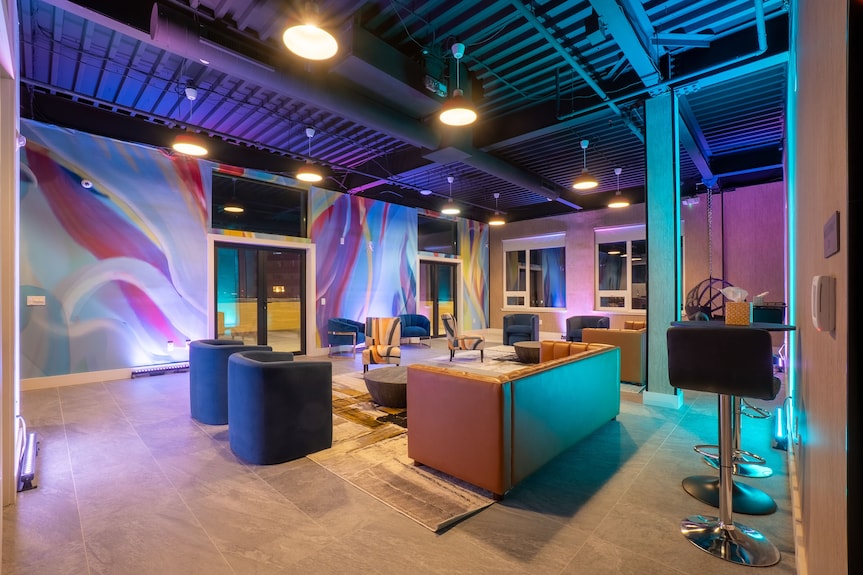 Vibrant Visit Near Airport! Free Parking, 2 Baths & Sleeps 8! 10% Off 7 Days - Lodi