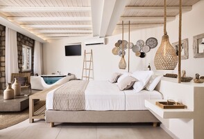 Deluxe Suite with Sea View and Hot Tub - Ground Floor | 1 quarto, cofre com capacidade para portátil, quartos insonorizados 