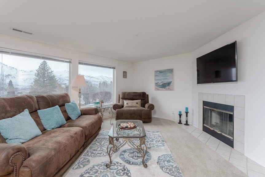 Park Pointe B102 Walk To The Beach & Enjoy The Pool & Hot Tub! - Chelan, WA