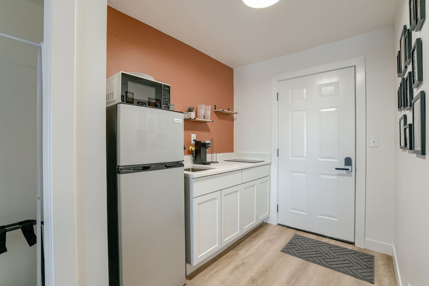 5 Min. To Lincoln's Top Attractions. 2 Queens, Kitchenette, Wifi & Outdoor Space - Lincoln, NE