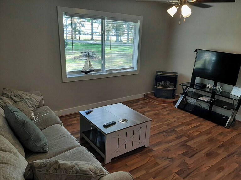 Large Back Deck Cottage With Spectacular Sunset Views Of North Indian Lake - Indian Lake, OH