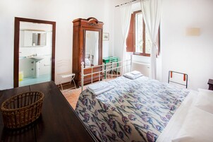 Um polibã, artigos de higiene pessoal grátis, um secador de cabelo 