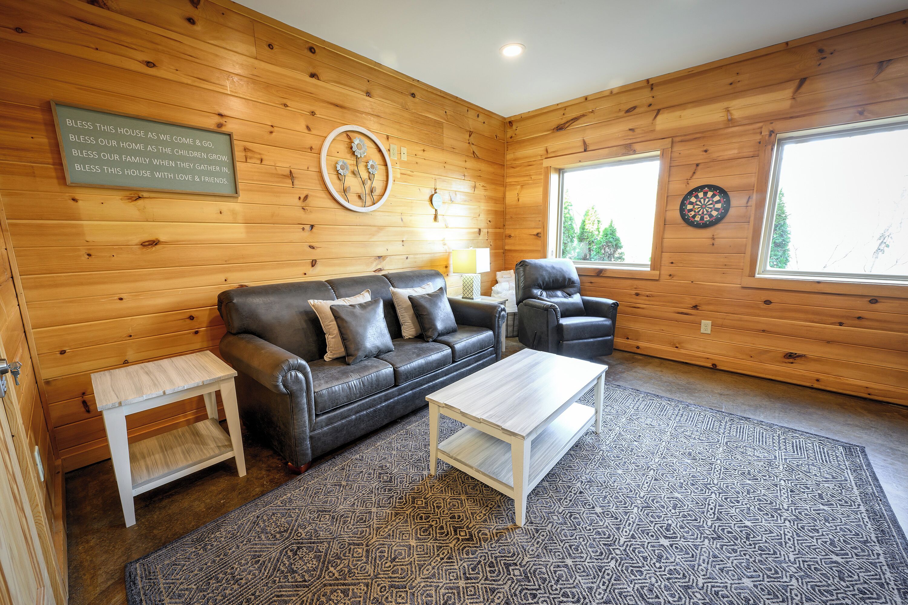 Cozy 2-bedroom Cabin In Charming Pigeon Forge With Indoor Heated Pool & Hot Tub - Pigeon Forge, TN