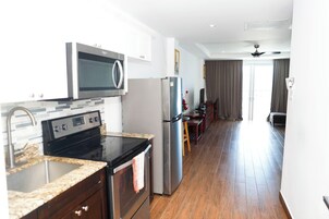 Edredons de pluma, cofres nos quartos, escrivaninha, cortinas blackout