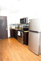 Geladeira, micro-ondas, fogão, cooktop