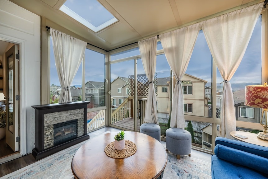 Spacious 5 Bedroom Home With Mountain Views, Heated Pool, & Sunroom! - Monument Lake, Monument