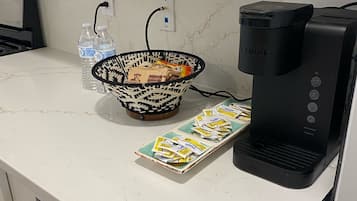 Um frigorífico/congelador grande, um micro-ondas, um forno