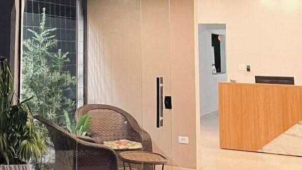 Placa de hotel com números de contato.