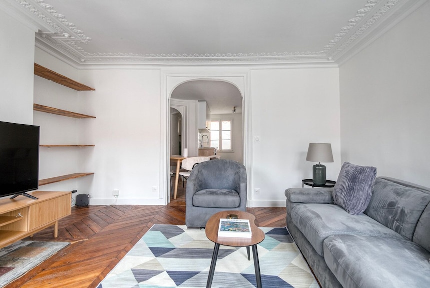 Blueground | Grands Boulevard, Balcony, Nr Dining - Paris