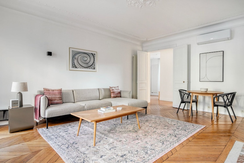 Blueground | Champs Elysées, Balcony & A/c - París