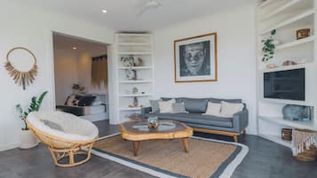 Apartamento Comfort | Sala de estar | Televisor