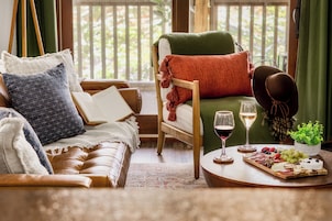 Cabana família, cozinha, vista para o vale | Área de estar | TV de tela plana, console de videogame, brinquedos