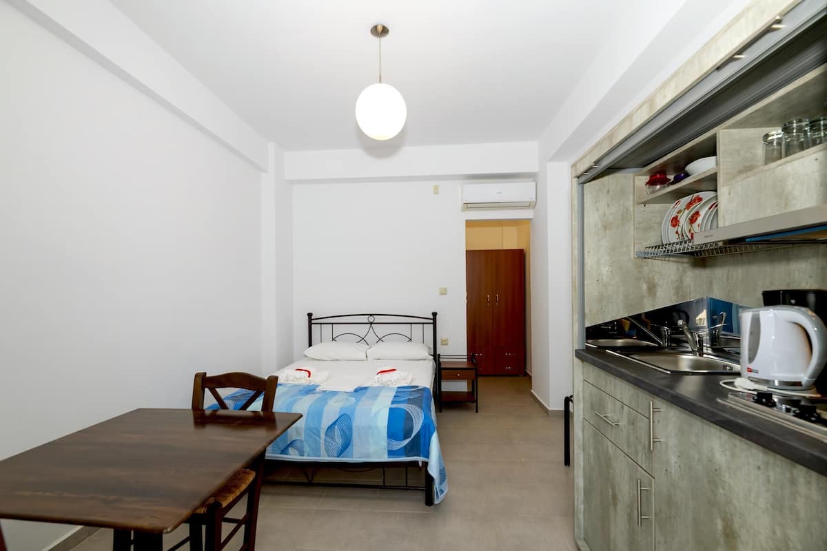 Quarto Duplo, vista parcial para o mar | Wi-fi grátis, roupa de cama fornecida