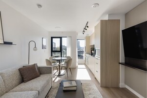 One Bedroom Apartment | Área de estar | Smart TV 50 polegadas com canais a cabo, serviços de streaming