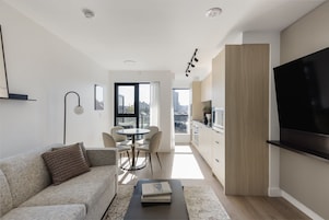 One Bedroom Apartment | Sala de estar | Smart TV de 50 polegadas com canais por cabo, serviços de streaming