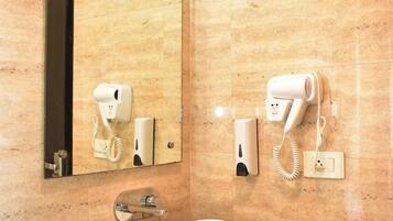 Quarto Duplo Deluxe, Vista para a cidade | Casa de banho | Um polibã, um chuveiro fixo, produtos de higiene exclusivos