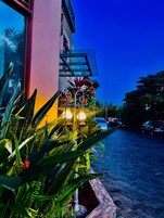 Quarto Duplo, varanda, Vista para a cidade | Secretária, secretária adequada para computadores portáteis 