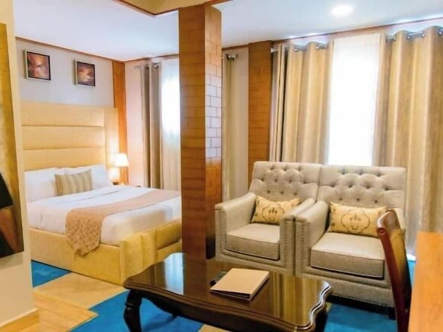 Quarto Duplo, varanda, Vista para a cidade | Secretária, secretária adequada para computadores portáteis