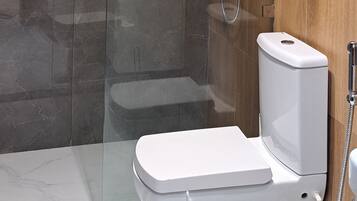 Apartamento conforto, 1 cama Queen e sofá-cama, ar-condicionado | Banheiro | Chuveiro, ducha de hidromassagem, produtos de toalete de grife