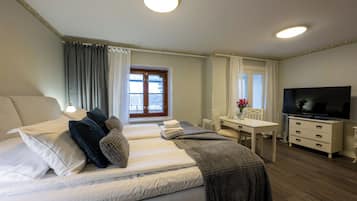 Quarto Duplo ou Twin Comfort, vista para o jardim | Cofre no quarto, secretária