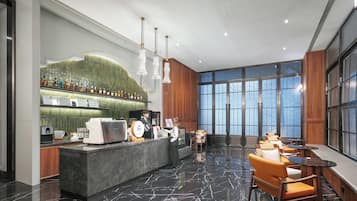 Uma área de bar moderna, com piso de mármore, detalhes em madeira e uma grande janela que proporciona luz natural.