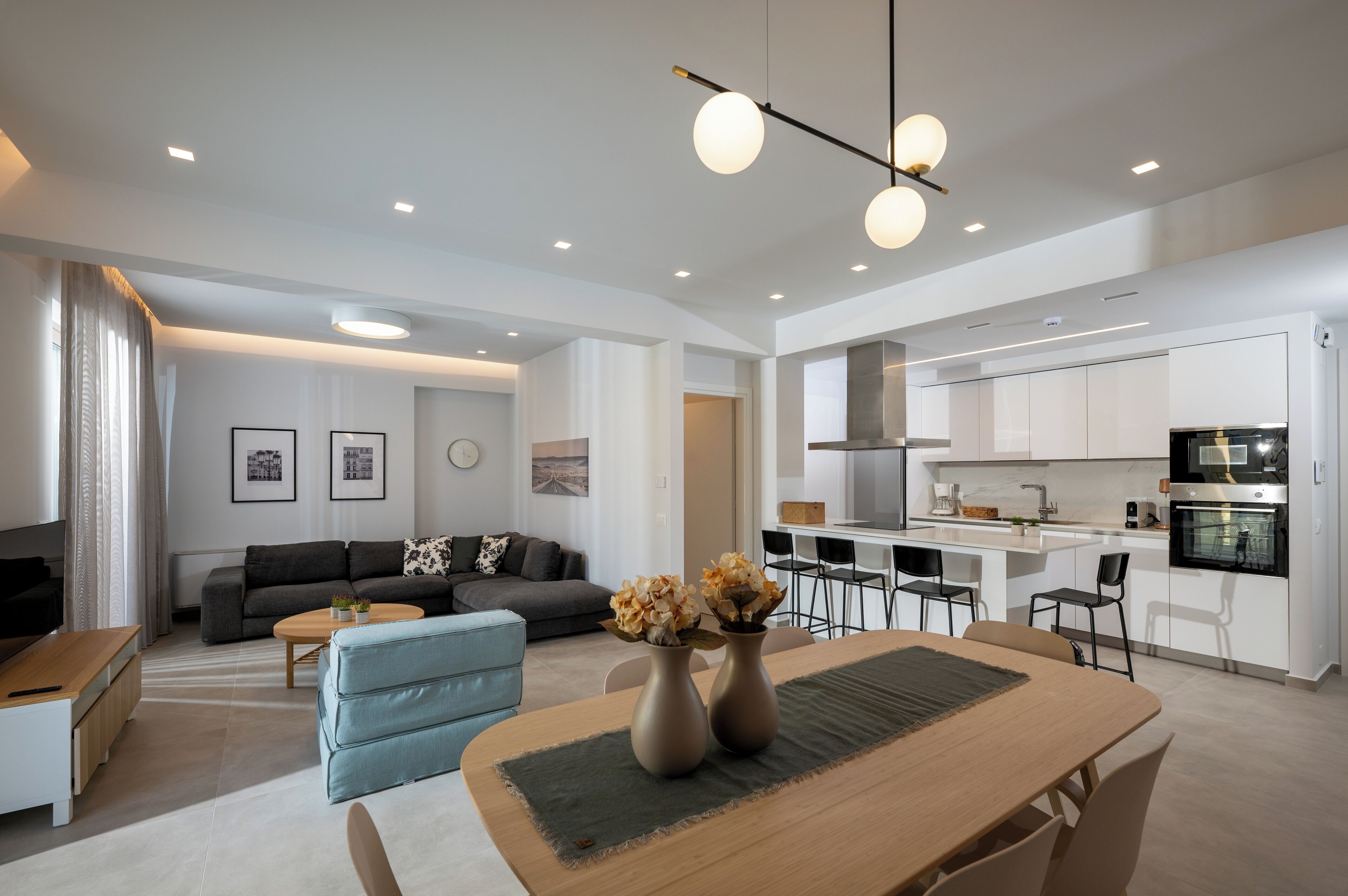 Apartamento de Luxo, 2 quartos, vista para o jardim | Sala de estar | Smart TV de 32 polegadas com canais por cabo 