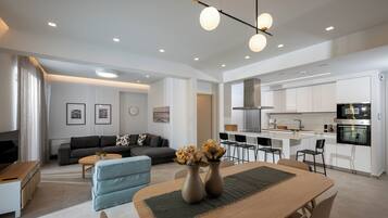 Apartamento de Luxo, 2 quartos, vista para o jardim | Sala de estar | Smart TV de 32 polegadas com canais por cabo