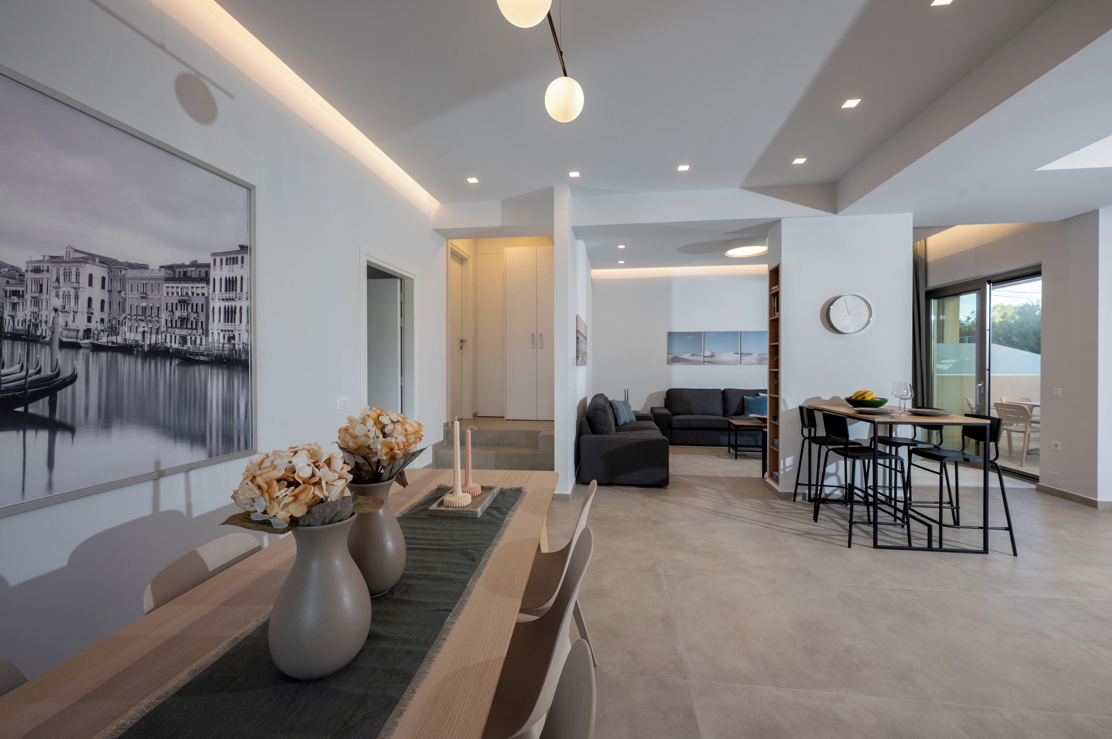 Apartamento superluxo, 2 quartos, vista para o jardim, no piso térreo | Área de estar | Smart TV 32 polegadas com canais a cabo