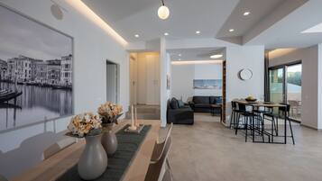 Apartamento superluxo, 2 quartos, vista para o jardim, no piso térreo | Área de estar | Smart TV 32 polegadas com canais a cabo