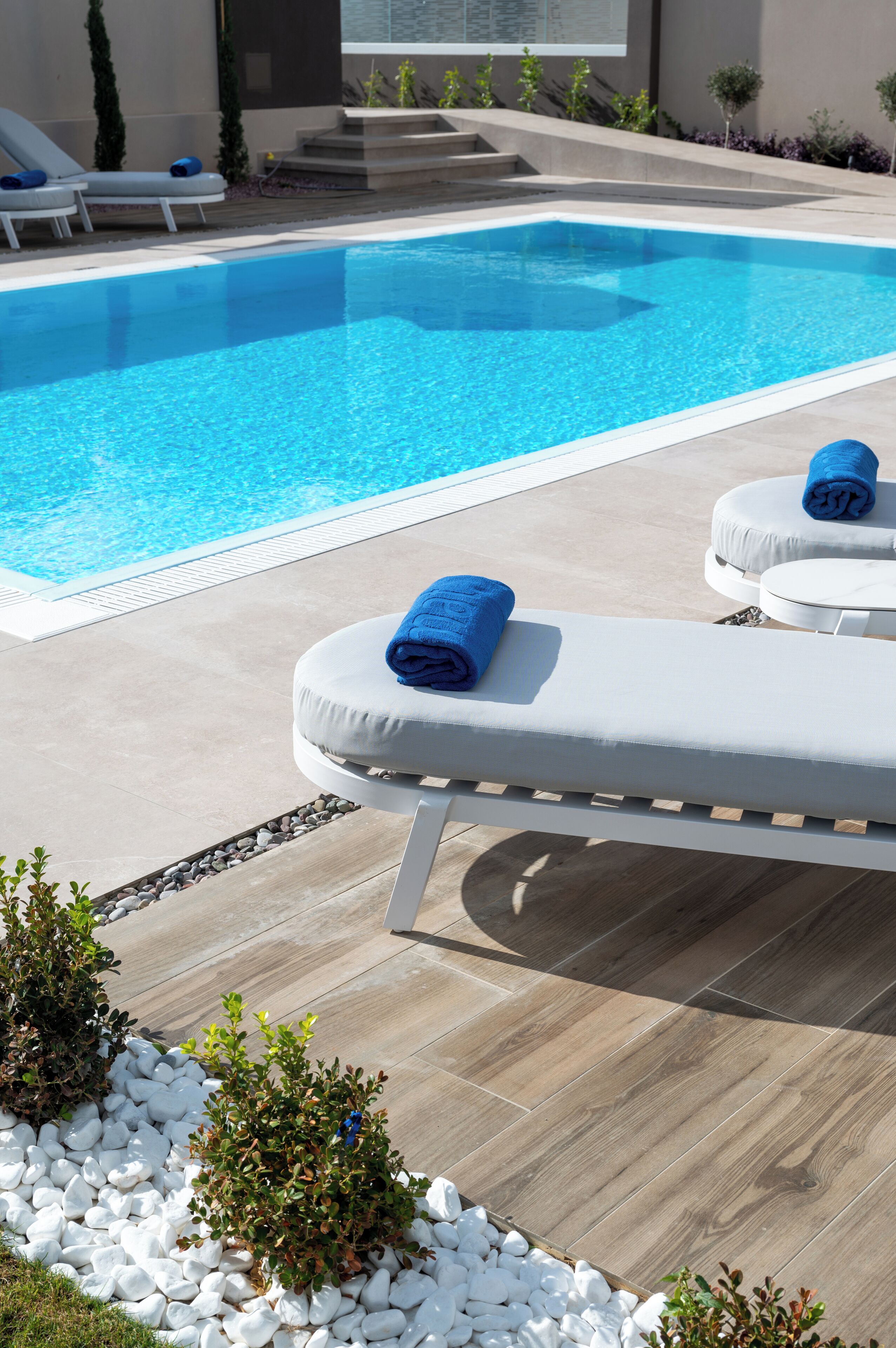 Piscina exterior, guarda-sóis, espreguiçadeiras 