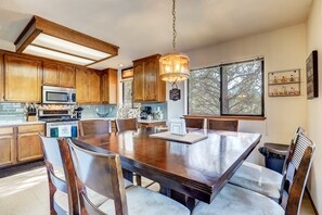 Casa, várias camas, varanda, vista para a montanha (Lakeview Home in the Tahoe Keys) | Restaurantes