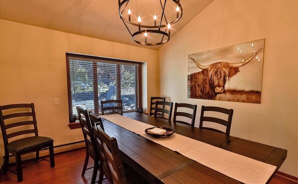 Casa, várias camas, varanda, vista para a montanha (Sunset Cove) | Opções para refeição