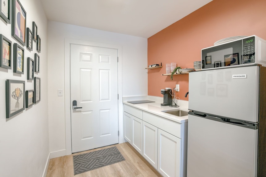 5 Min. To Lincoln's Top Attractions. 2 Queens, Kitchenette, Wifi & Outdoor Space - Lincoln, NE