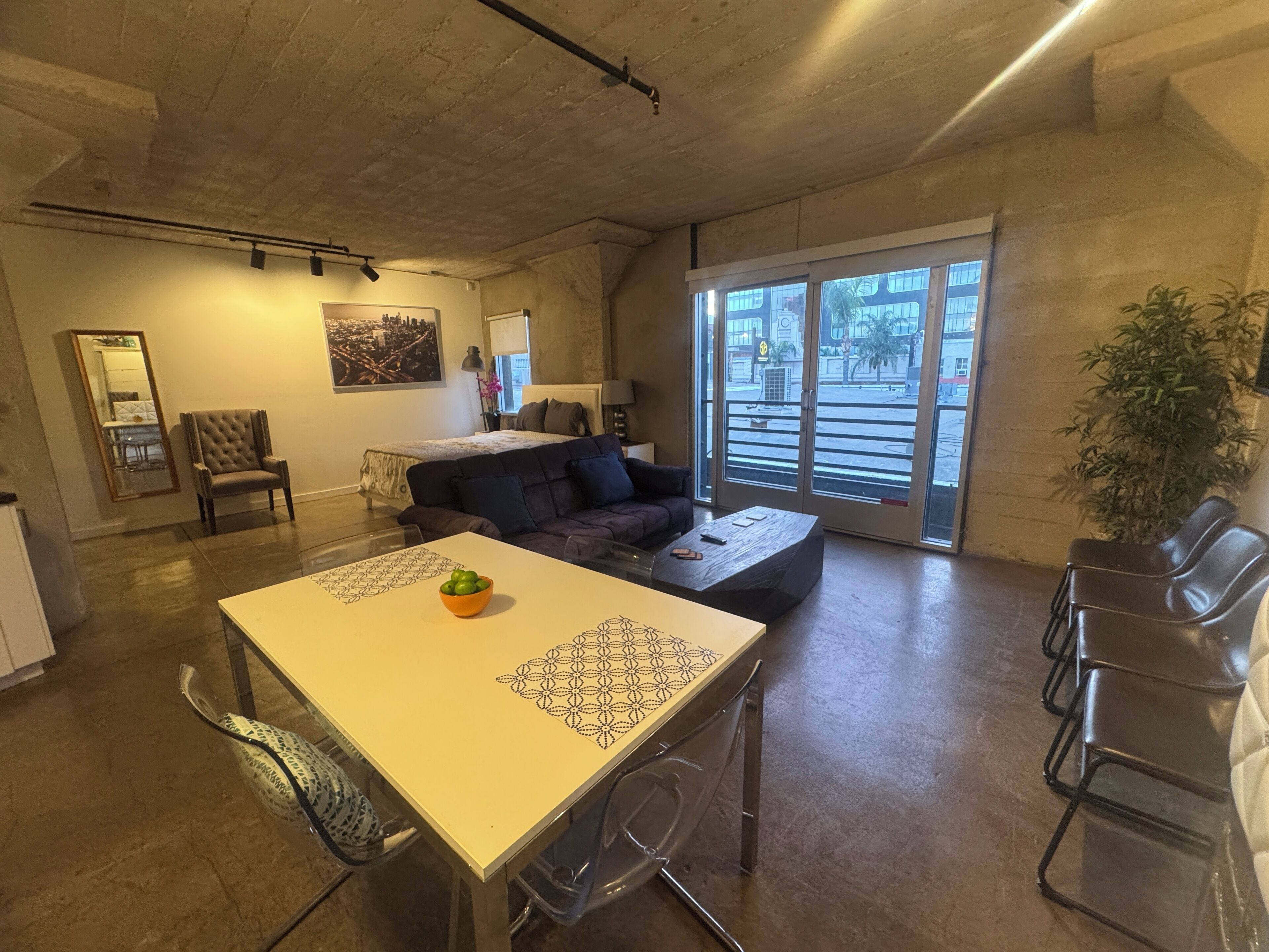 Amazing Hollywood Blvd. Location Large Studio 1bd +1 Br W/ Laundry - Hollywood