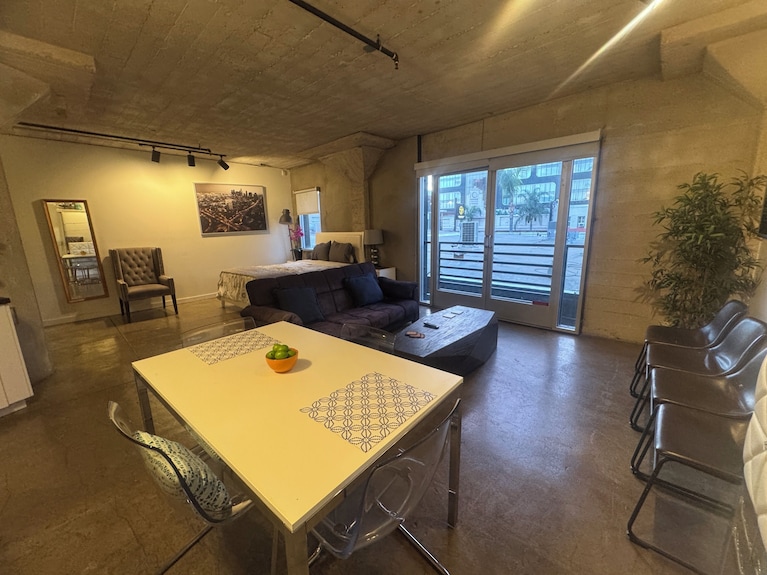 Amazing Hollywood Blvd. Location Large Studio 1bd +1 Br W/ Laundry - Hollywood