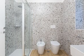 Casa de banho | Um secador de cabelo, toalhas fornecidas, sabão, champô