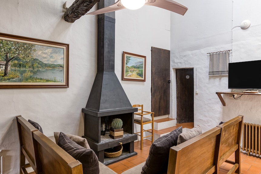 Casa De Vacaciones 'Can Soler De Merlant 2' Con Vistas A La Montaña, Piscina Compartida Y Wi-fi - Besalú