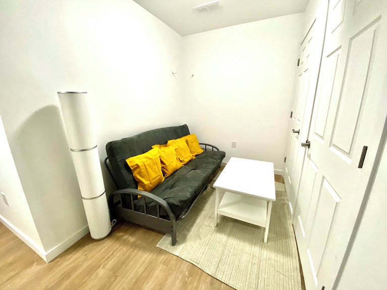 Newly Renovated Two-bedroom Downtown Toronto Apartment Next To Subway Station. - Mississauga