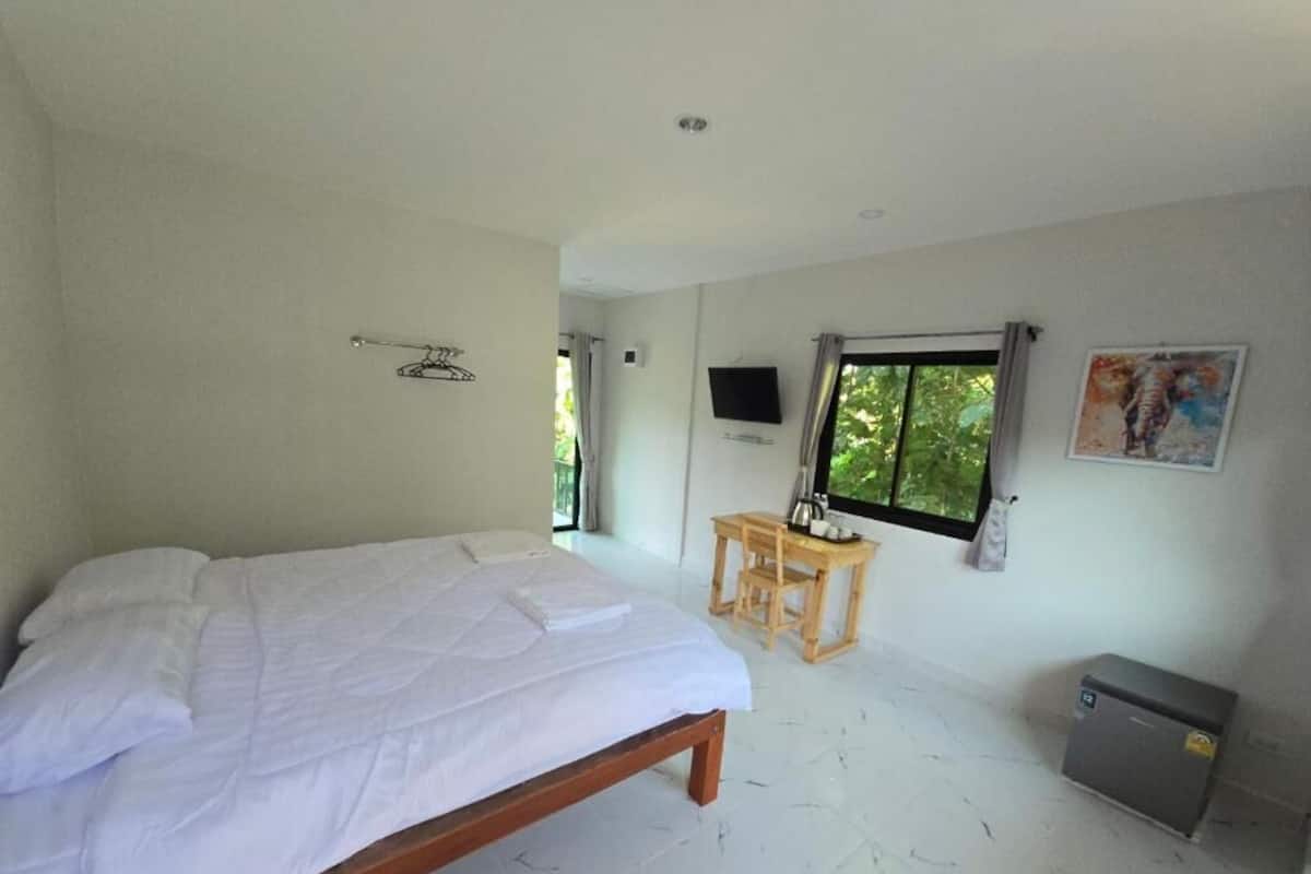 Quarto Clássico com Cama de Casal, 1 cama de casal, vista para o parque | Wi-fi grátis