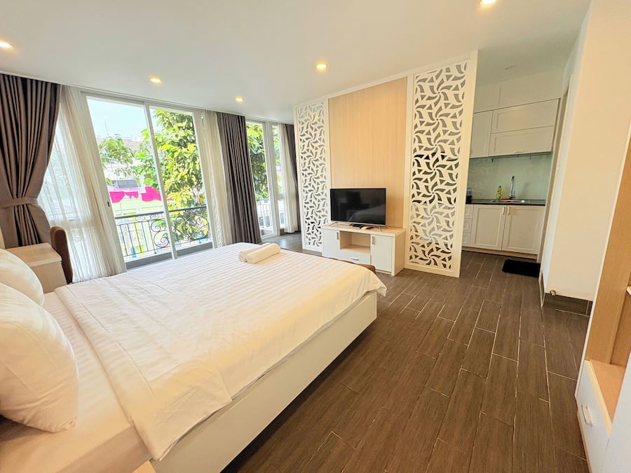 Estúdio luxo, sacada, vista para a cidade | Escrivaninha, espaço de trabalho para notebook, Wi-Fi de cortesia