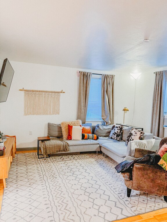 Boho 3-bedroom Apt With Fully Supplied Kitchen, Wifi, Ac - Oldest Home In Oswego - Oswego, NY