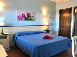 Quarto Clássico com Cama de Casal, vista para o mar | Minibar, cofre no quarto, secretária, berços/camas para crianças grátis 