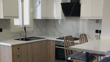 Apartamento Deluxe, 2 quartos, não fumadores, cozinha | Cozinha privada | Um frigorífico/congelador grande, uma máquina de café expresso